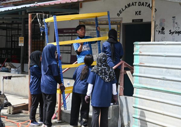 300 pelajar UMS bantu pulihkan kawasan terjejas banjir di Kampung ...
