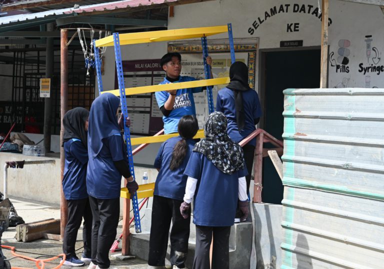 300 pelajar UMS bantu pulihkan kawasan terjejas banjir di Kampung ...